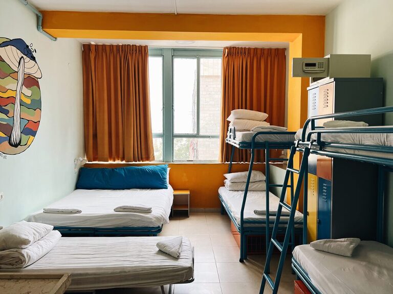 Tips for staying in a hostel as a family » ashleyannphotography.com